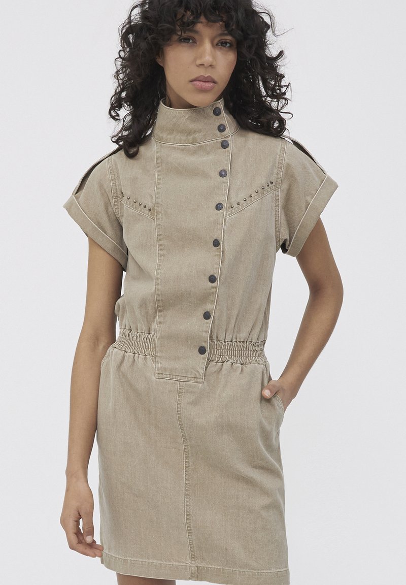 IKKS NIETENBESETZTEM STEHKRAGEN - Denim dress - light khaki/khaki - Zalando