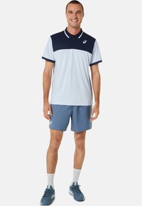 ASICS COURT M - Piké - soft sky midnight/ljusblå - Zalando.se