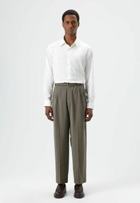D.MoRo RELAXED FIT - Stoffhose - khaki - Zalando