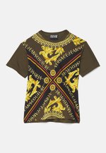 Versace Jeans Couture PANEL FOULARD - T-shirts print - army/khaki ...