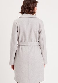 Cache Cache GERADER MIT GÜRTEL - Klassischer Mantel - gris clair ...