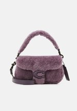 Coach COVERED CLOSURE PILLOW TABBY - Sac à main - dusty purple/violet ...