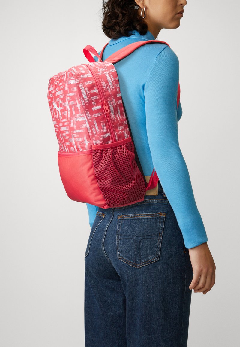 Puma BETA BACKPACK - Batoh - electric blush/logo pixel aop/růžová ...