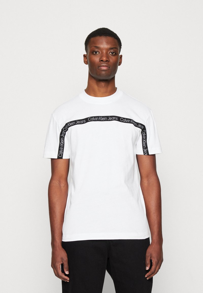 Calvin Klein Jeans LOGO TAPE - T-Shirt print - bright white/weiß - Zalando