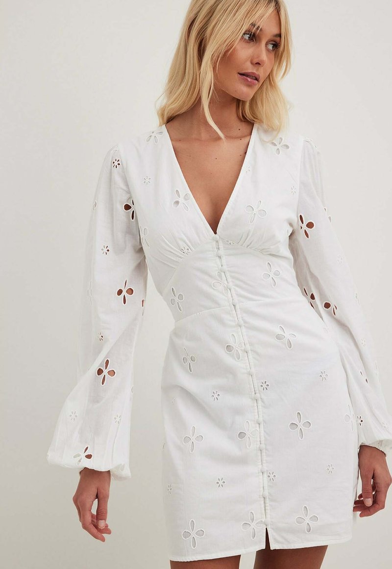 NA-KD MINI MIT BRODERIE ANGLAISE BALLONÄRMELN - Robe fourreau - white/blanc - ZALANDO.BE