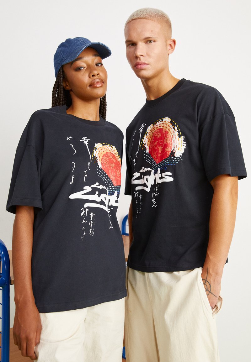 LOW LIGHTS STUDIOS® RISING SUN TEE UNISEX - Print T-shirt - black ...