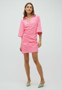 mbyM ADRINA M - Freizeitkleid - candy queen/pink - Zalando.at