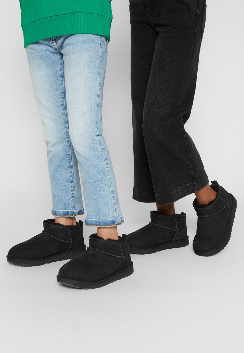 UGG CLASSIC ULTRA MINI UNISEX - Klassikalised poolsaapad - black/must ...