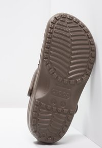 Crocs CLASSIC UNISEX - Chanclas de baño - chocolate/marrón - Zalando.es