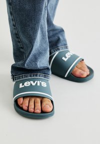 Levi's® JUNE 3D - Pool slides - dull green/olive - Zalando.co.uk