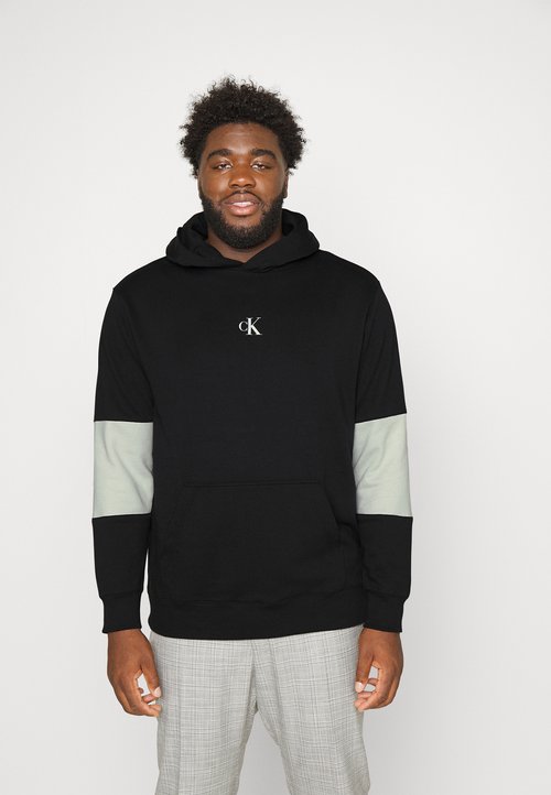 Calvin Klein Jeans Plus SEASONAL MONOLOGO HOODIE - Kapuzenpullover - black/porpoise/schwarz ...