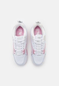 Fila CASIM - Sneaker low - white/pink nectar/weiß - Zalando.ch