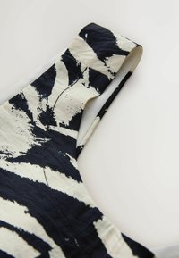 Next REGULAR FIT - CROSS BACK - Blúz - black white zebra/fekete ...