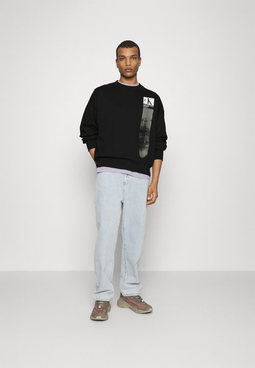 Calvin Klein Jeans BLURRED ADDRESS LOGO CREW NECK - Sweatshirt - ck ...