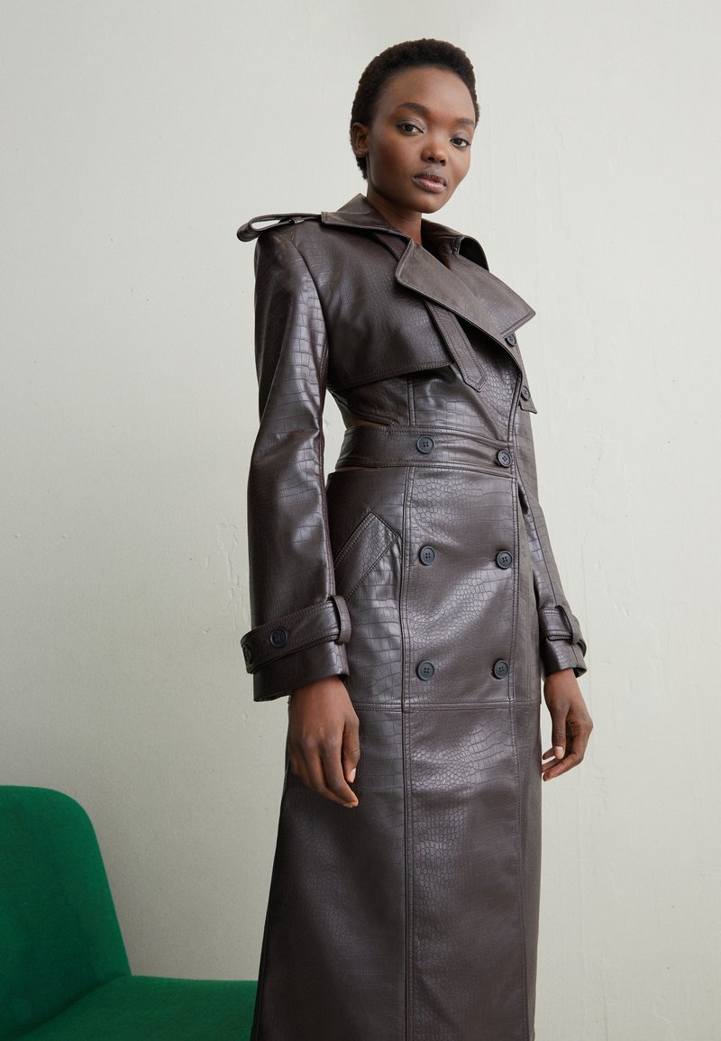 Materiel OPEN BACK COAT - Trenčkot - brown/hnědá - Zalando.cz