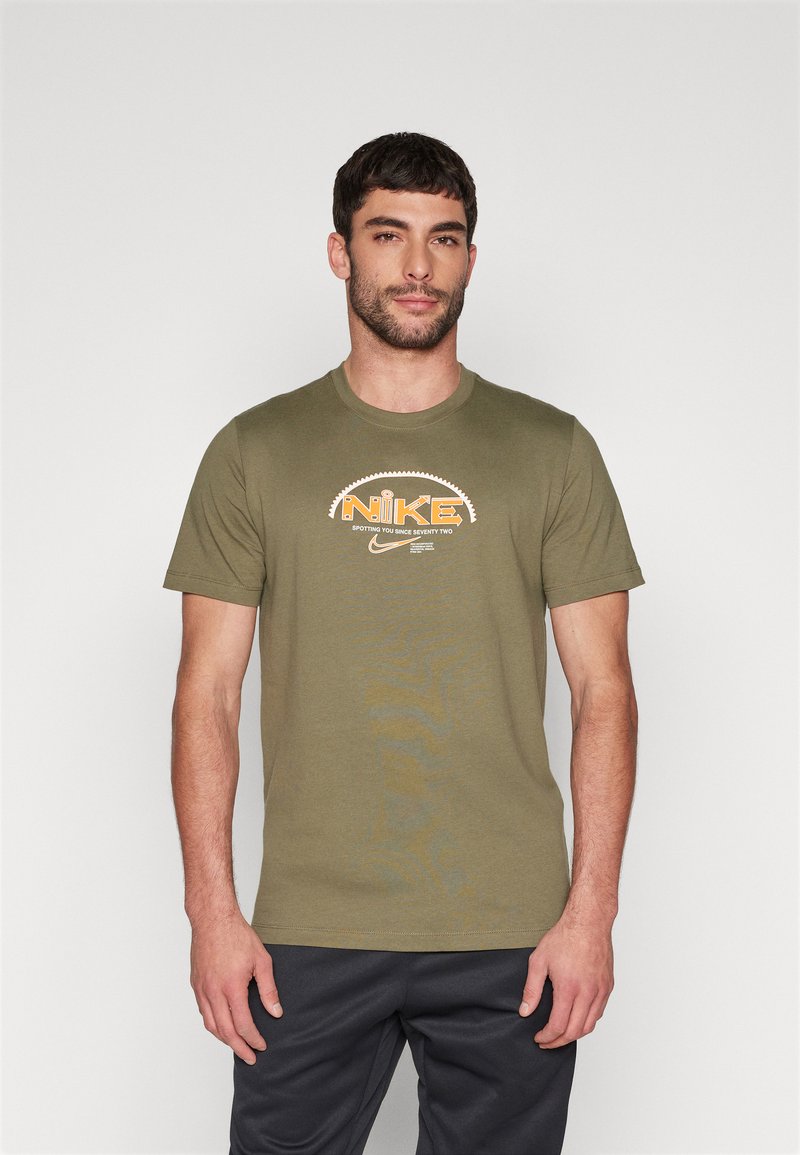 Nike Performance TEE TYPE - T-Shirt print - medium olive/oliv - Zalando.de