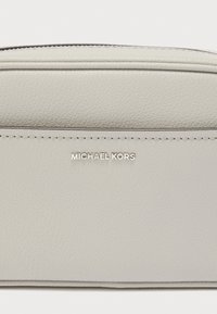 MICHAEL Michael Kors JET SET - Torba preko tijela - quarry grey ...