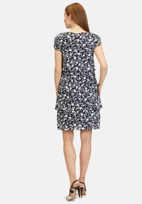 Betty Barclay STUFEN MIT FLÜGELÄRMELN - Jurk - dunkelblau/weiß/blauw ...