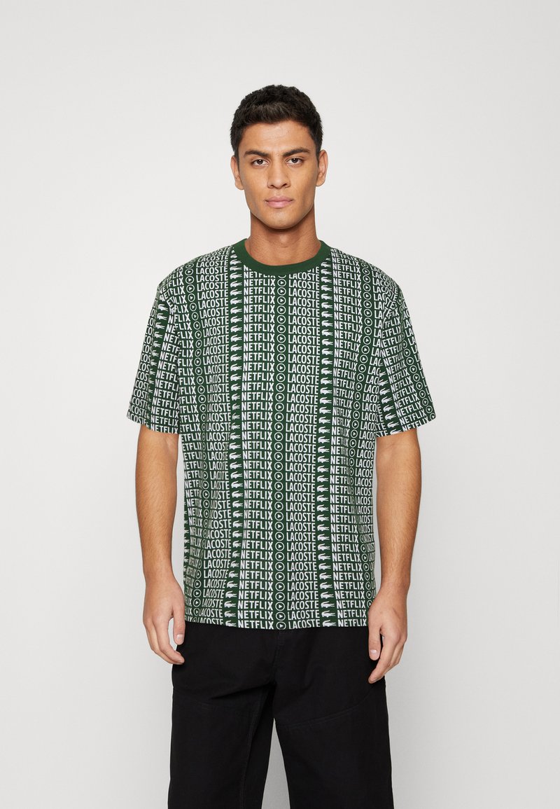 Lacoste LACOSTE X NETFLIX MONOGRAM TEE UNISEX - T-shirts print - green ...