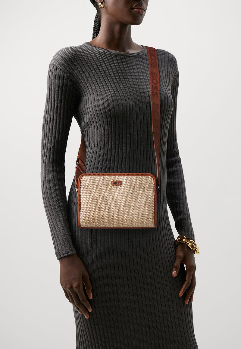 BOSS SANDY CROSSBODY - Umhängetasche - beige/goldfarben - Zalando.de