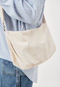 Levi's® WOMEN'S MEDIUM CROSSBODY BAG - Skulderveske - ecru/offwhite - Zalando.no