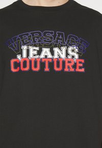 Versace Jeans Couture COLLEGE - T-Shirt print - black/schwarz - Zalando.at