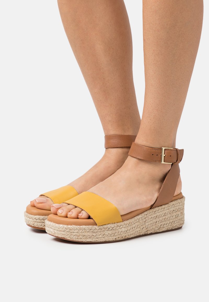 Clarks KIMMEI IVY - Plateausandalette - dark tan combi/gelb - Zalando.at