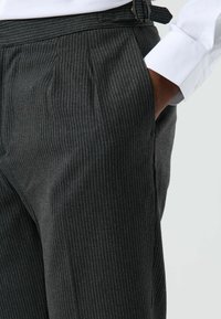 Lucy & Sam REGULAR FIT - Stoffhose - anthracite/anthrazit - Zalando