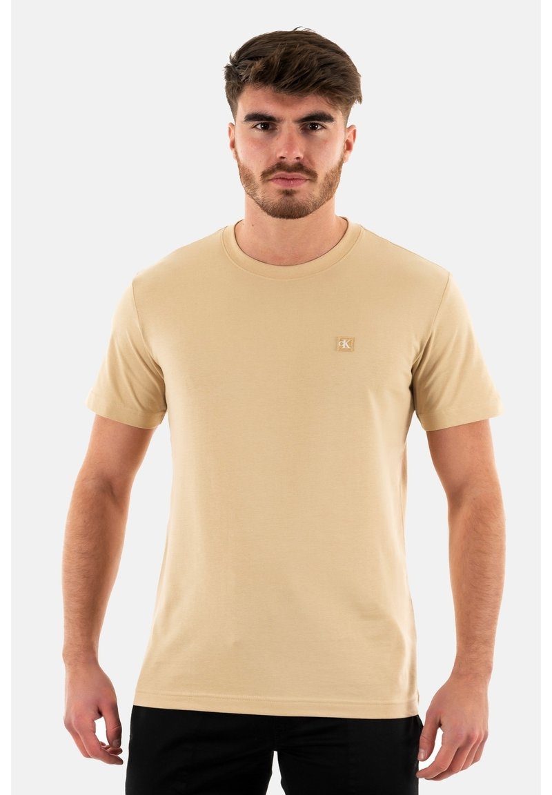 Calvin Klein Jeans J30J325268 - T-Shirt print - beige - Zalando.at