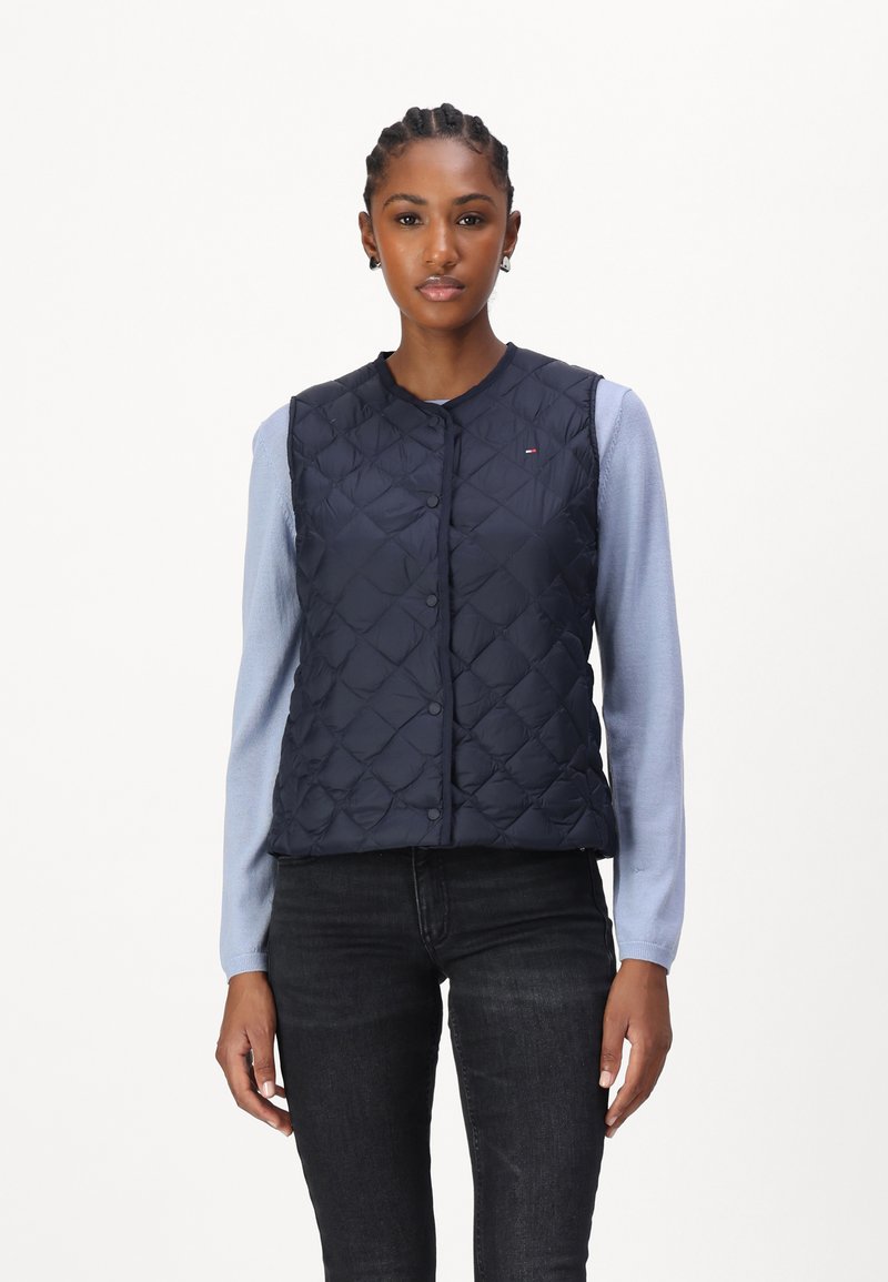 Tommy Hilfiger DOWN QUILTED COLLARLESS VEST - Waistcoat - desert sky ...