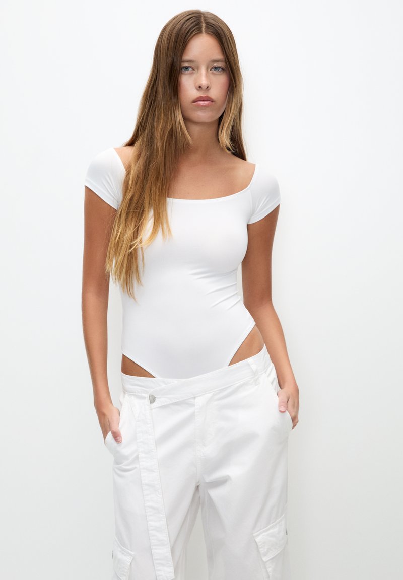 PULL&BEAR OFF-THE-SHOULDER - T-shirt basique - white/blanc - ZALANDO.FR