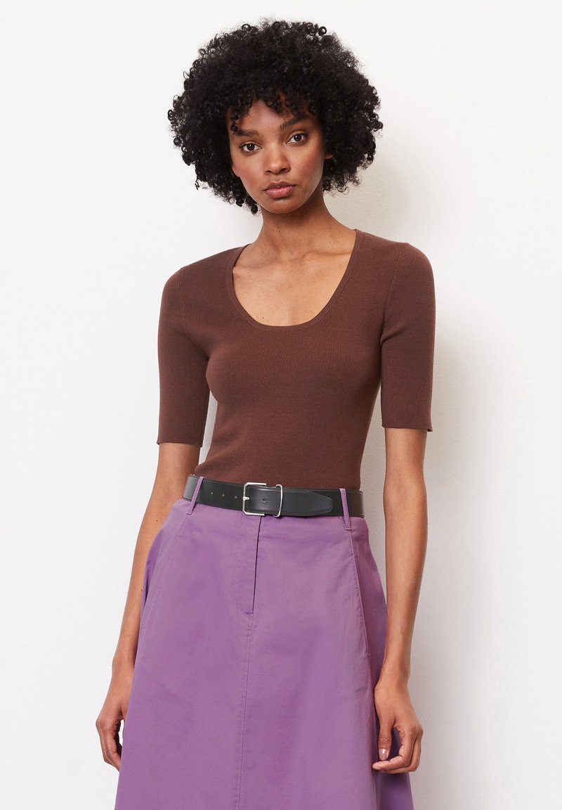 Marc O'Polo MIT CARRÉ AUSSCHNITT AUS ORGA - T-Shirt basic - crimson ...