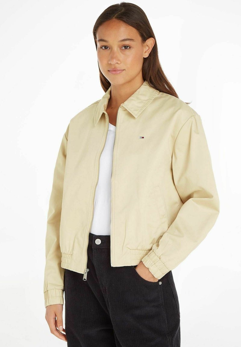 Tommy Jeans BLOUSON ESSENTIAL BADGE SHAKET - Light jacket - beige/beige ...