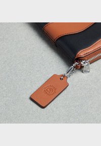 COACH COACHTOPIA - WAVY ZIP AROUND WALLET UNISEX - Monedero - black ...