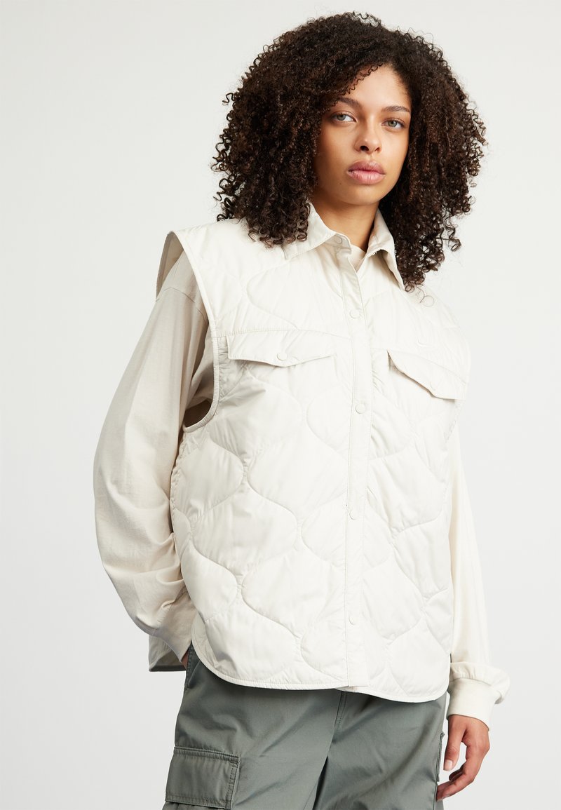 Nike Sportswear ESSENTIAL VEST - Weste - orewood/sail/beige - Zalando.at
