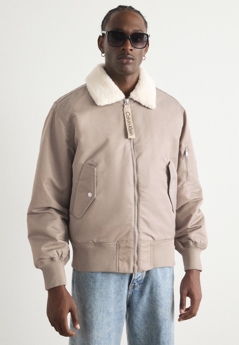 Calvin Klein Jeans AVIATOR JACKET - Bomber-jakk - brindle/helepruun ...