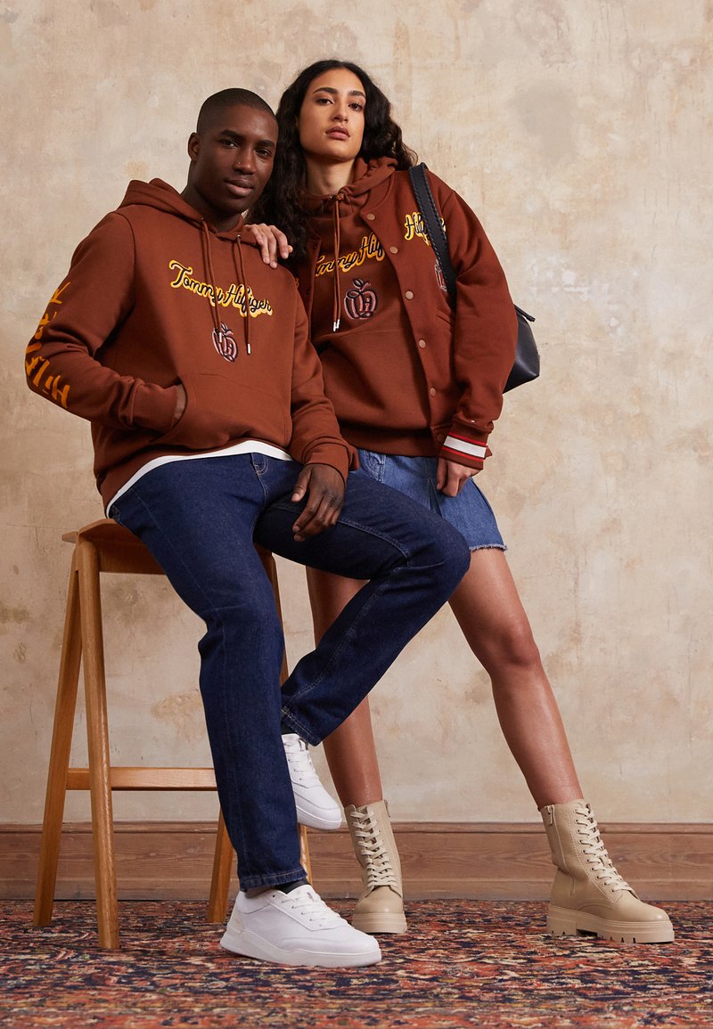 Tommy Hilfiger POP PREP HOODIE - Sweatshirt - heritage brown/marron ...