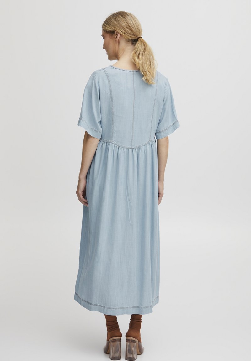 b.young BYLANA LOOSE - Robe en jean - ligth blue denim/denim bleu ...