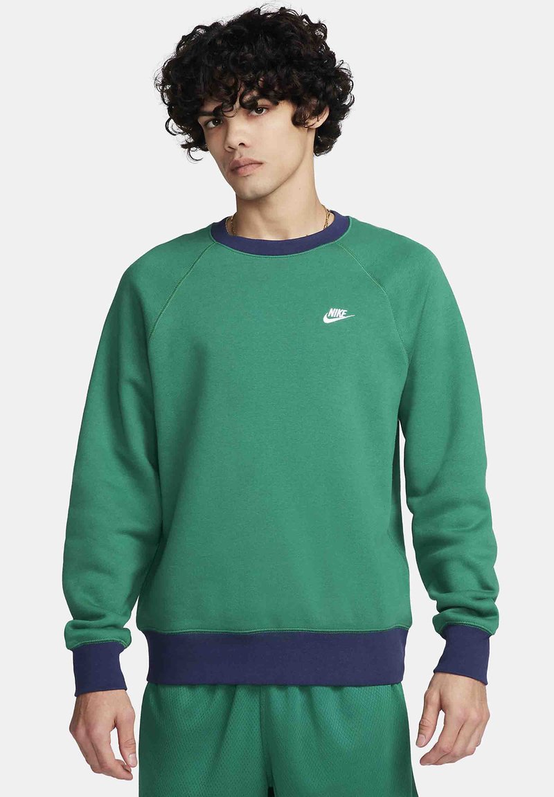 Nike Sportswear CLUB RAGLAN CREW - Sweatshirt - malachite midnight navy ...