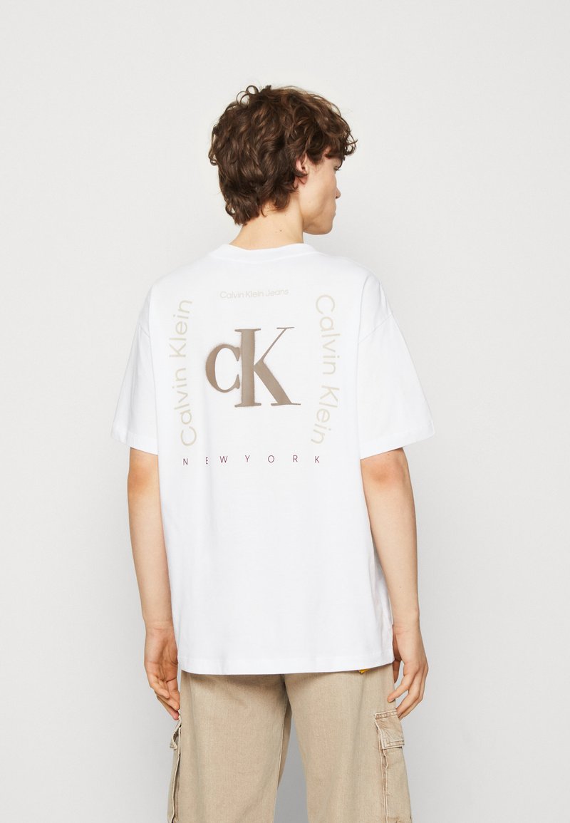Calvin Klein Jeans BOXY LOGO RELAXED TEE - T-shirt imprimé - bright white/blanc - ZALANDO.FR