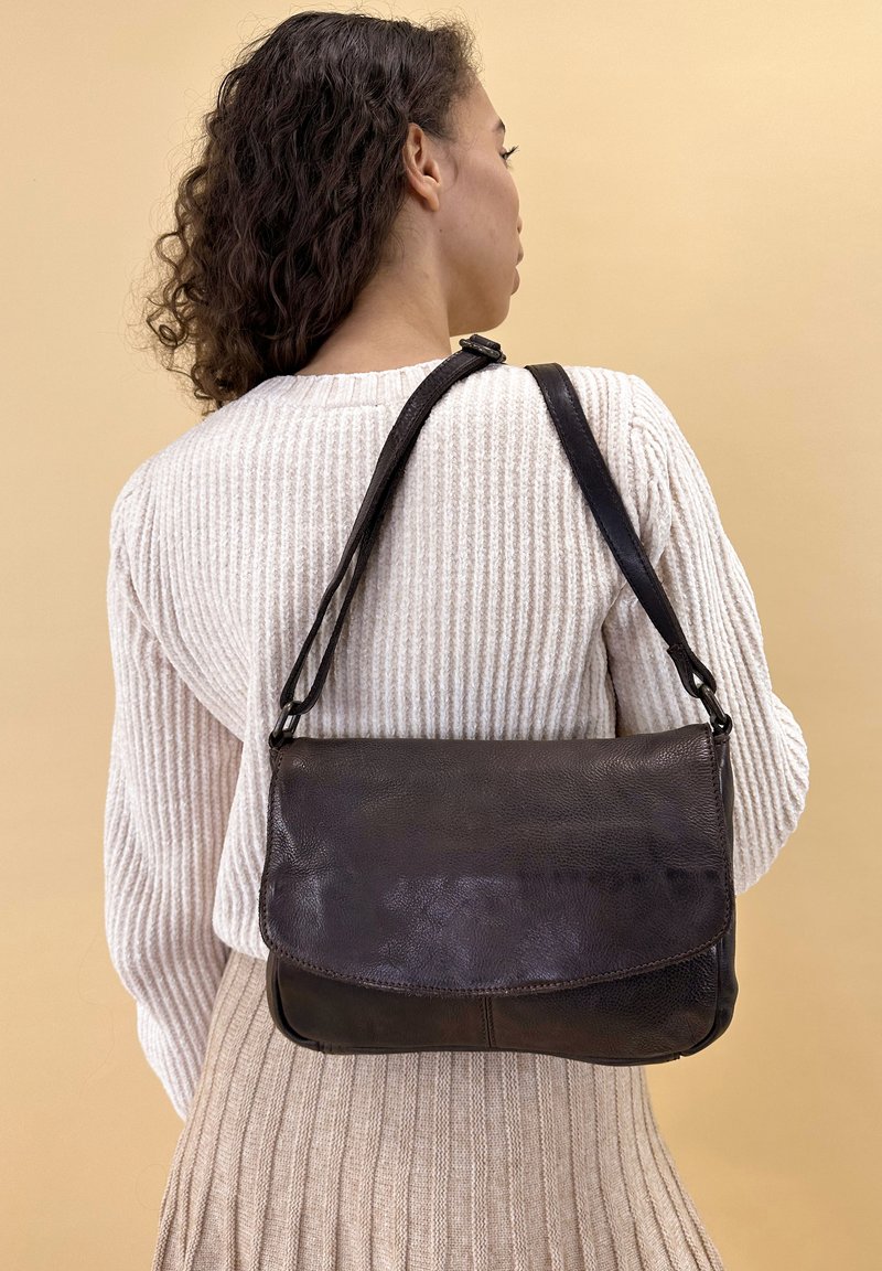 Gusti Leder MAISIE - Umhängetasche - dunkelbraun - Zalando.de