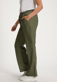 Ulla Popken Stoffhose - vert loden/khaki - Zalando.de