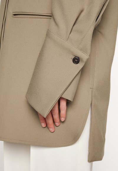 BITE Studios TWISTED CUFF OVERSHIRT - Blusa - light green/marrón topo - Zalando.es