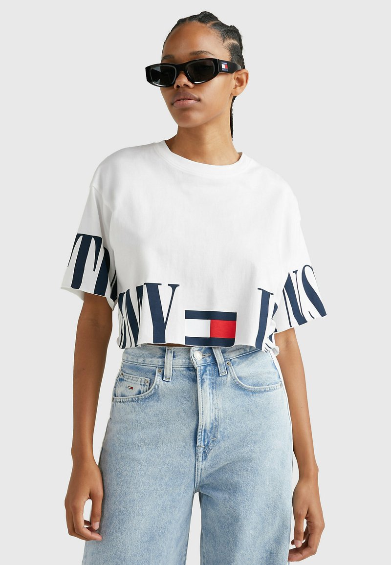 Tommy Jeans LOGO CROPPED - T-Shirt print - white/weiß - Zalando.ch