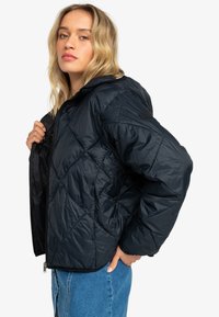 Roxy WIND SWEPT LEICHTE WATTIERTE - Winterjacke - mottled black/schwarz ...