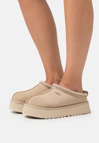 UGG TAZZ - Tresko - mustard seed/sand - Zalando.no