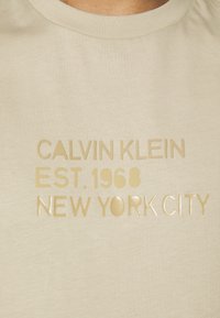 Calvin Klein MIXED STENCIL LOGO - Triko s potiskem - stony beige/béžová ...