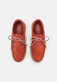 Clarks TORHILL - Sportieve veterschoenen - rust/oranje - Zalando.be