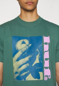 HUF STREET KNOWLEDGE - T-shirt con stampa - pine/verde bosco - Zalando.it
