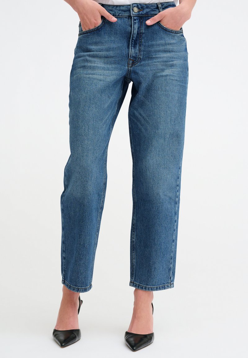 My Essential Wardrobe The Mommy Jeans Tapered Fit Medium Blue Retro